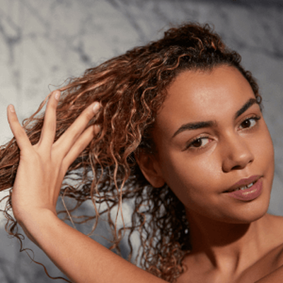 Comment avoir de beaux cheveux ondulés ? Conseils d'expert | Kérastase